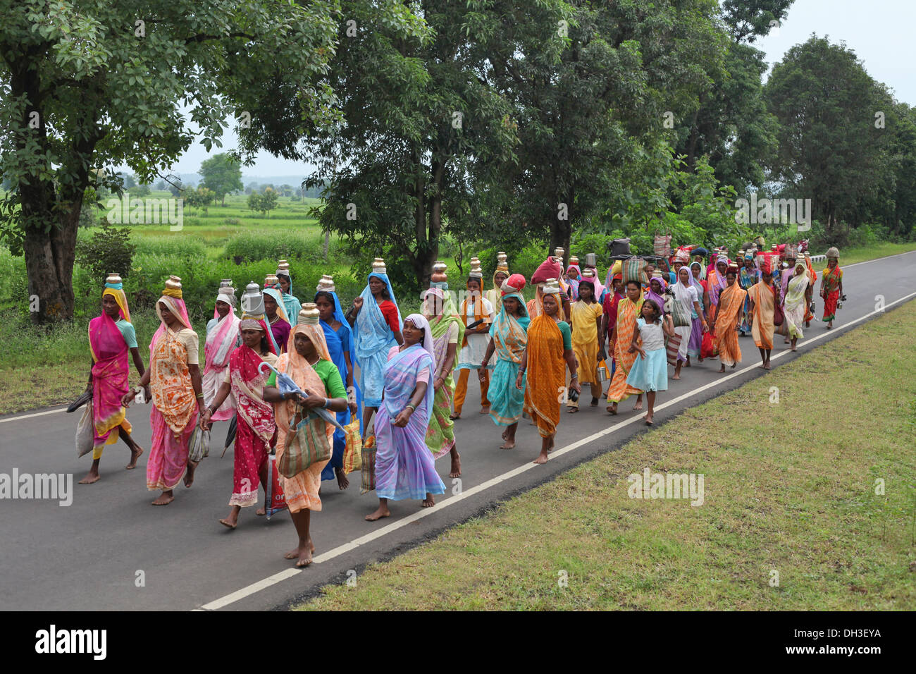 Indian women walking road traditional hi-res stock photography and ...