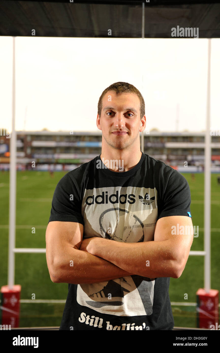 Book with arms hi-res stock photography and images - Alamy