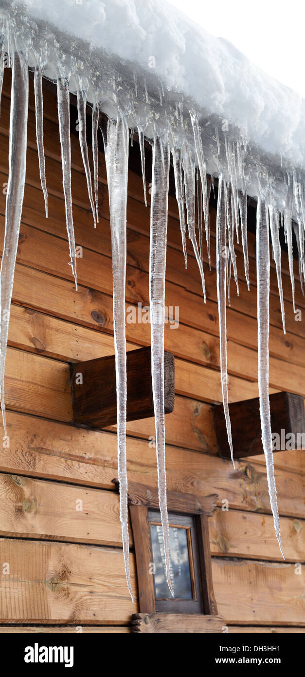 Snow drift roof hi-res stock photography and images - Alamy