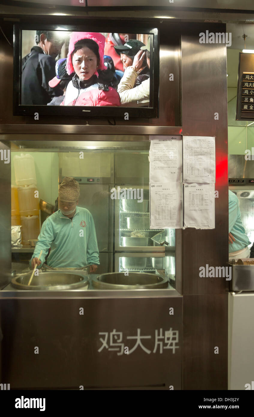 Restaurant kitchen through window hi-res stock photography and images ...