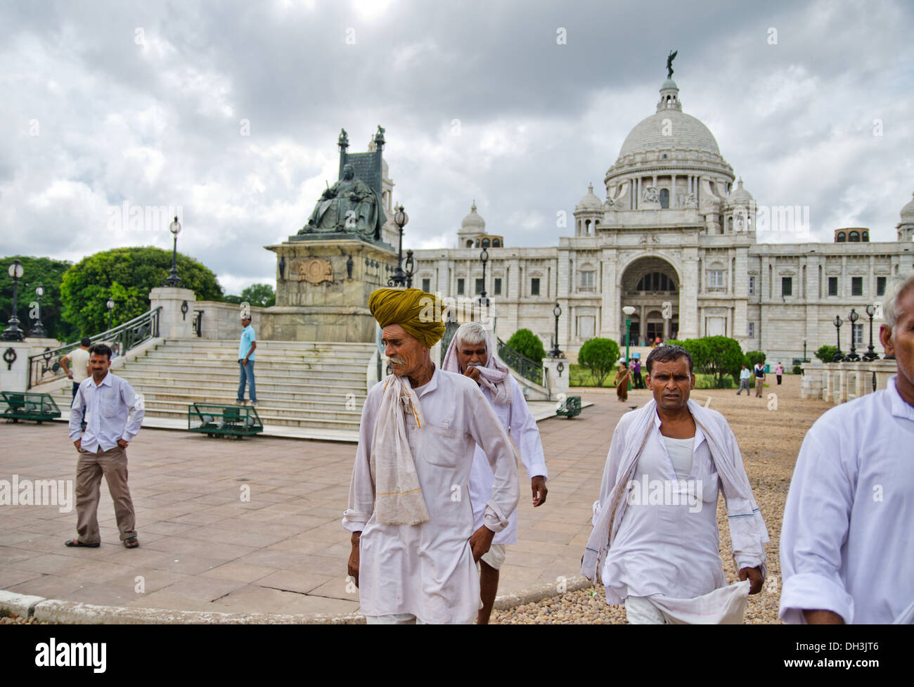 Visitors of Victoria Memorial in traditional Indian clothes, Kolkata ...