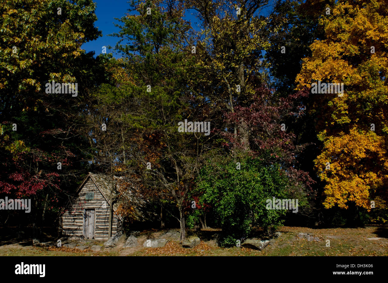 Log cabin in Valley Forge National Monument Stock Photo - Alamy