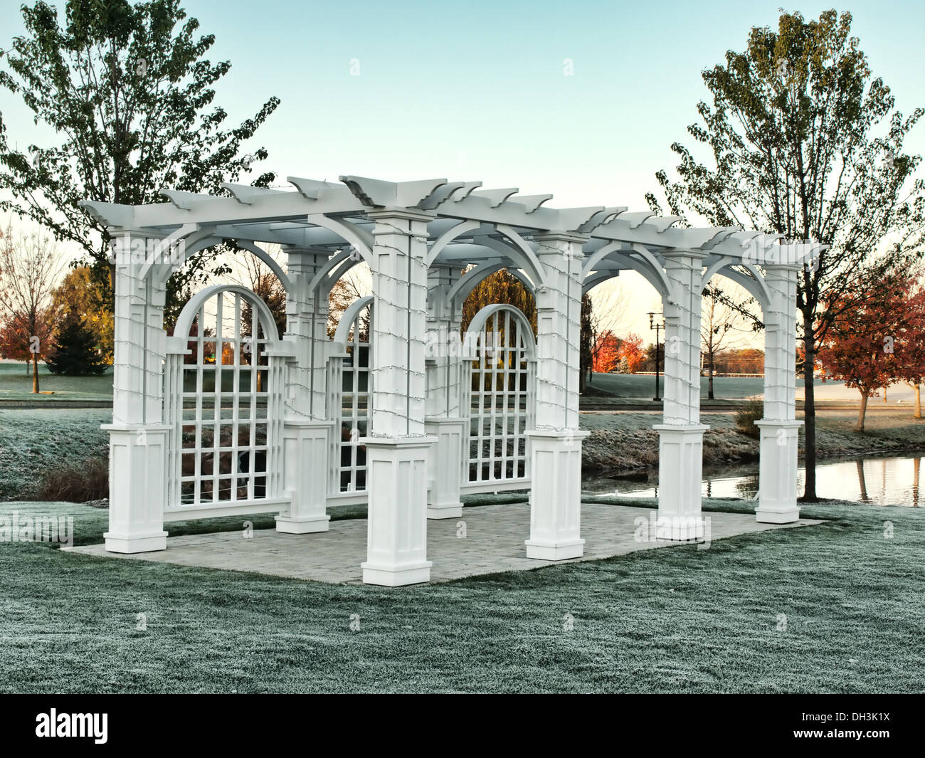 White trellis hi-res stock photography and images - Alamy