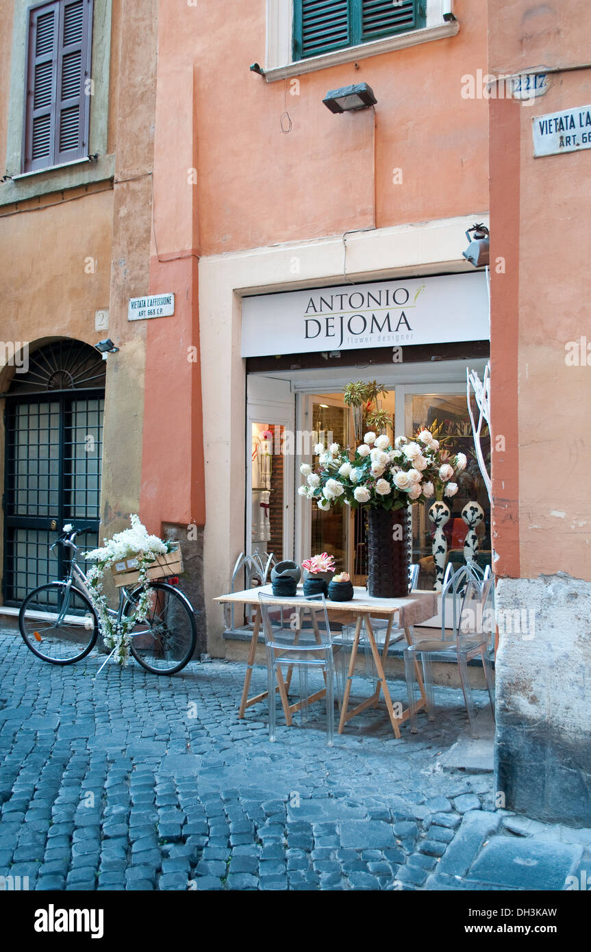 Cute flower shop in the historic centre, Rome, Italy Stock Photo - Alamy