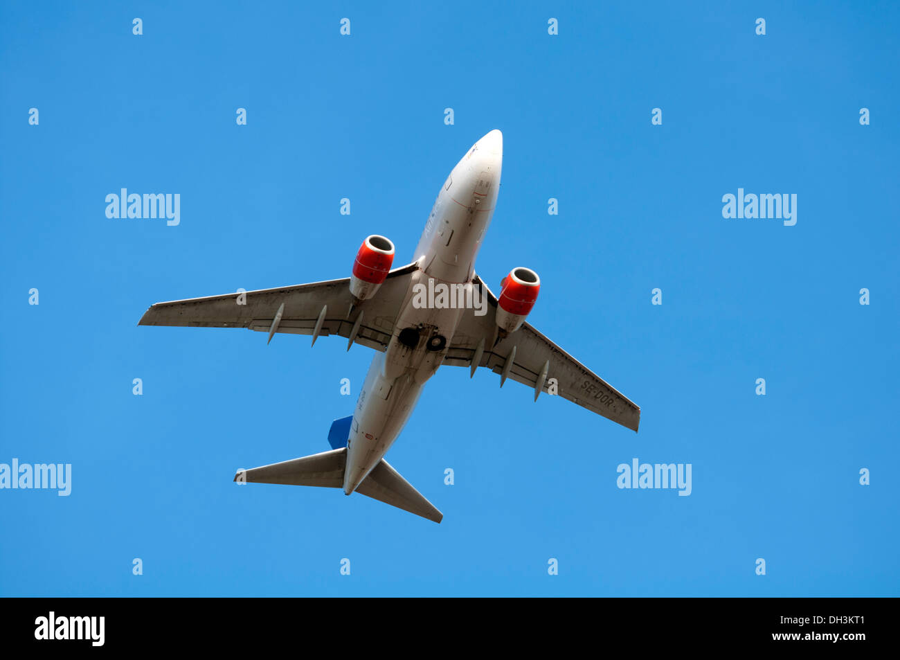 Aircraft underneath hi-res stock photography and images - Alamy