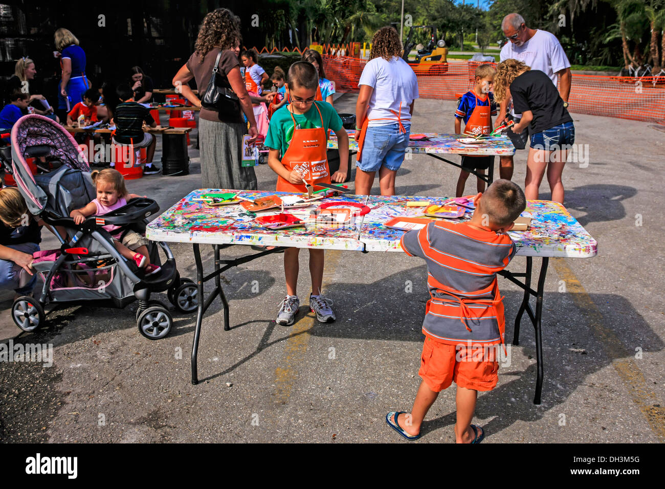 Kids model making hi-res stock photography and images - Alamy