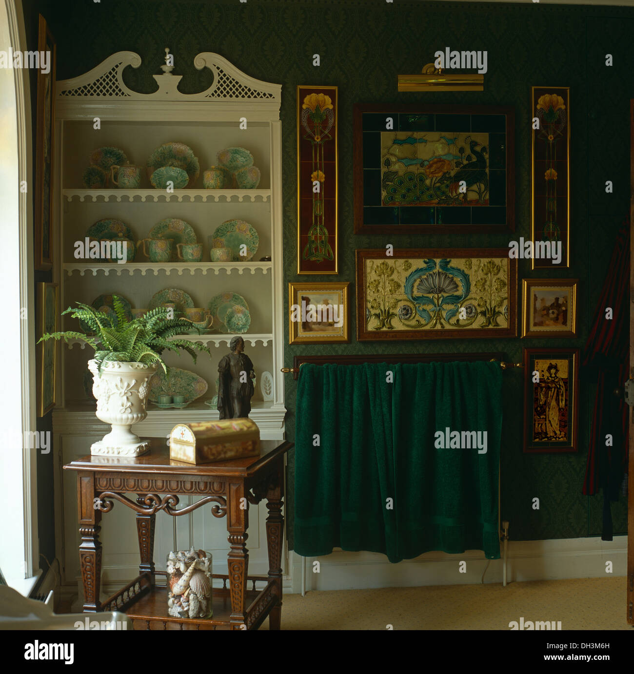 Boston fern houseplant bathroom hi-res stock photography and images - Alamy