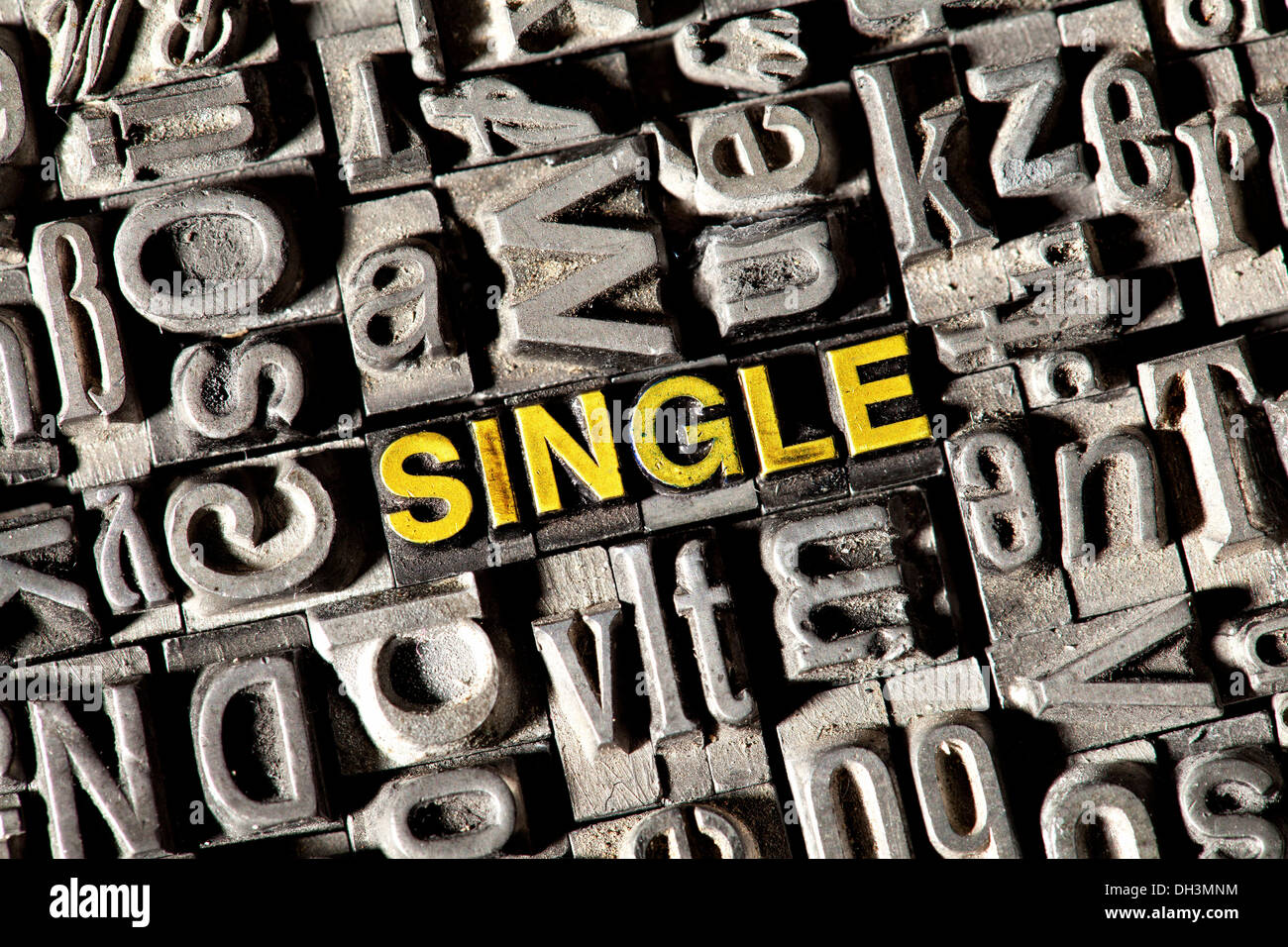 Old lead letters forming the word "SINGLE Stock Photo - Alamy