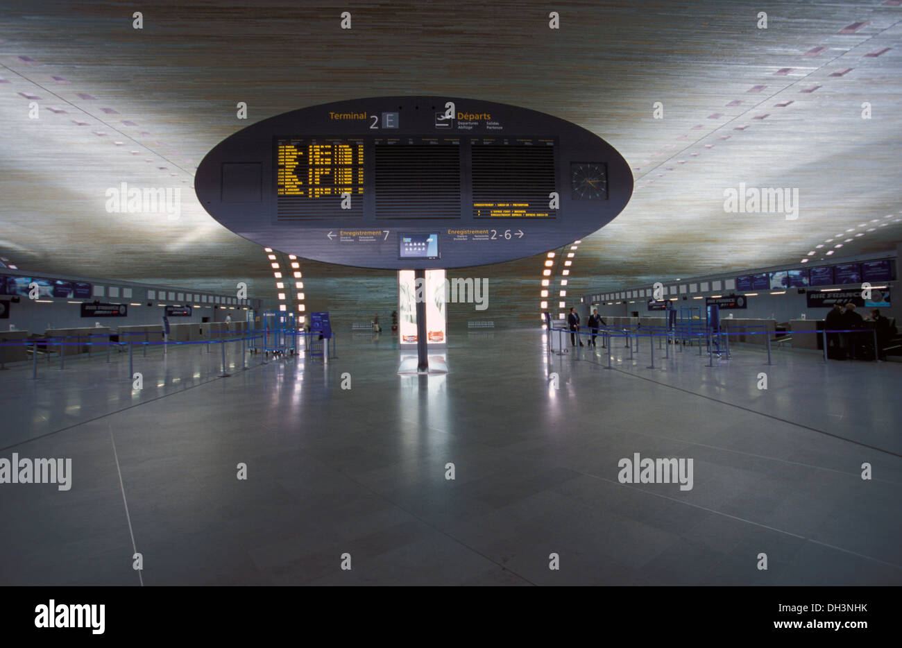 Paris Terminal CDG 2E prior to collapse on 23 May 2004 Stock Photo - Alamy