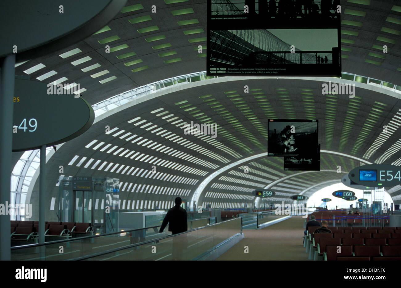 Charles de gaulle terminal 2e collapse hi-res stock photography and ...