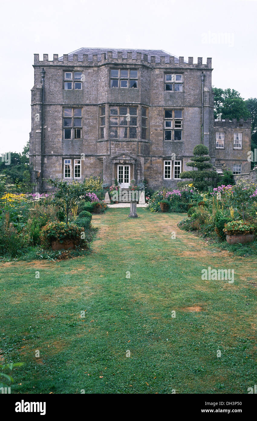 Castellated roof hi-res stock photography and images - Alamy