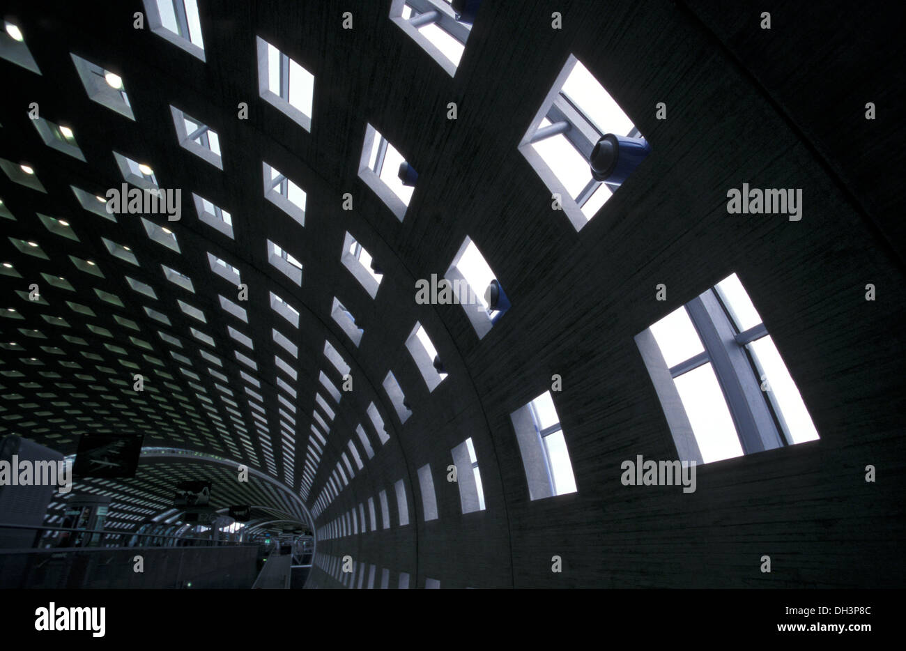 Paris Terminal CDG 2E prior to collapse on 23 May 2004 Stock Photo - Alamy