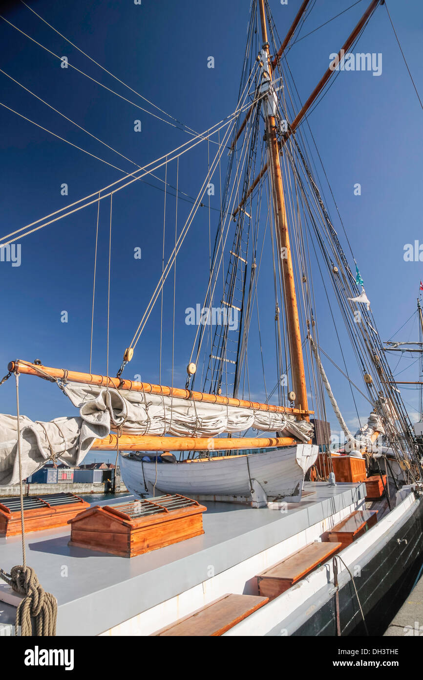 Old sailing ship rigging hi-res stock photography and images - Alamy