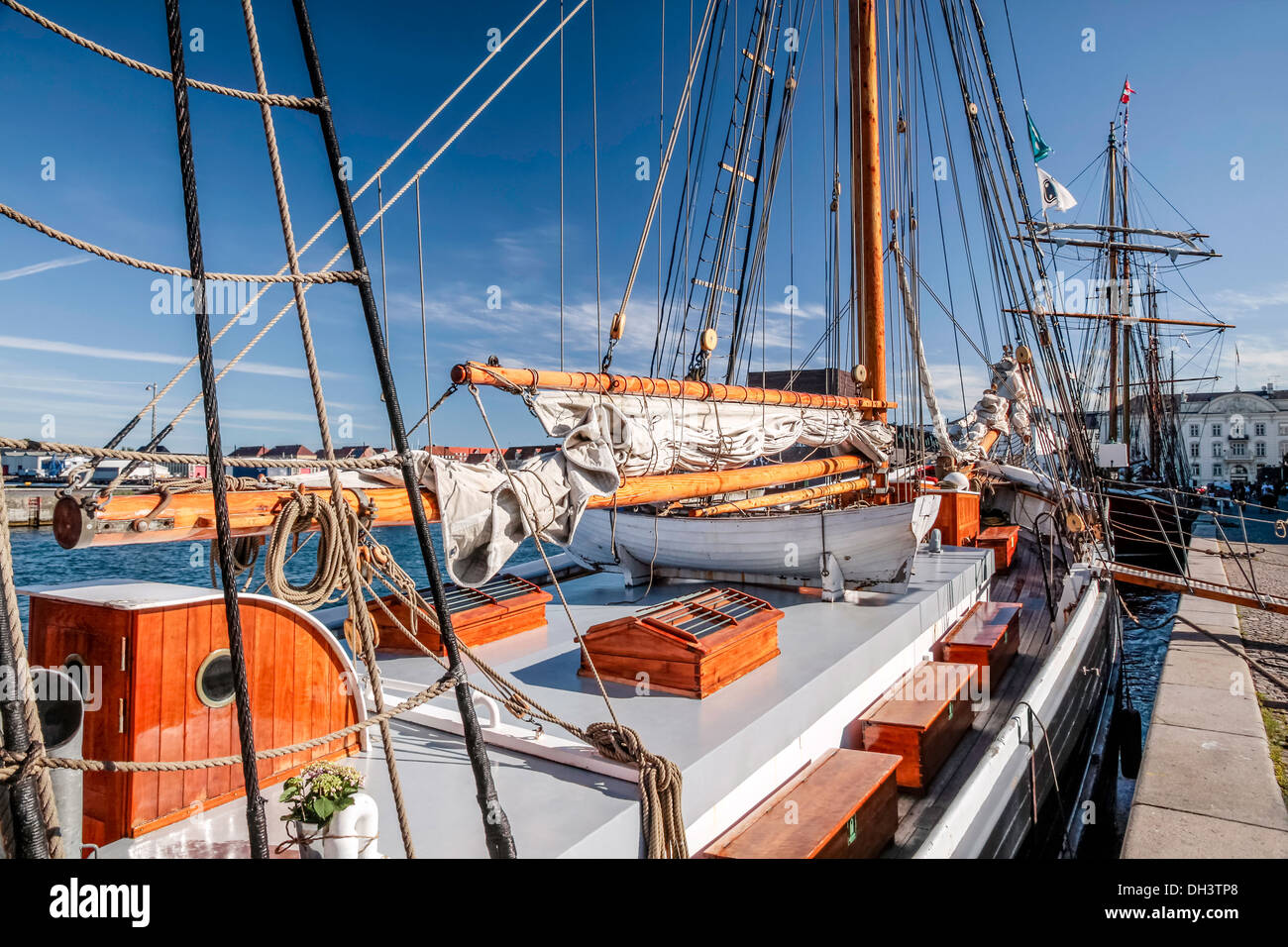Old sailing ship rigging hi-res stock photography and images - Alamy