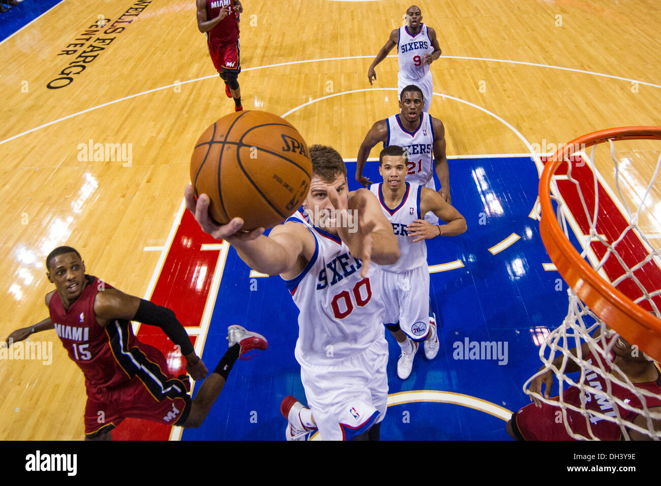 October 30, 2013: Philadelphia 76ers center Spencer Hawes (00) goes up ...