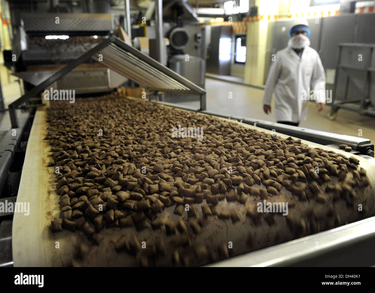 Bremen, Germany. 16th Oct, 2013. An employee of the Kellogg Deutschland ...