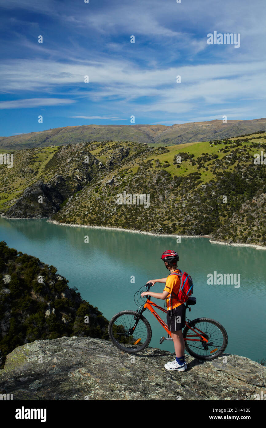 Mountain biker above Lake Roxburgh on Roxburgh Gorge Cycle and Walking ...