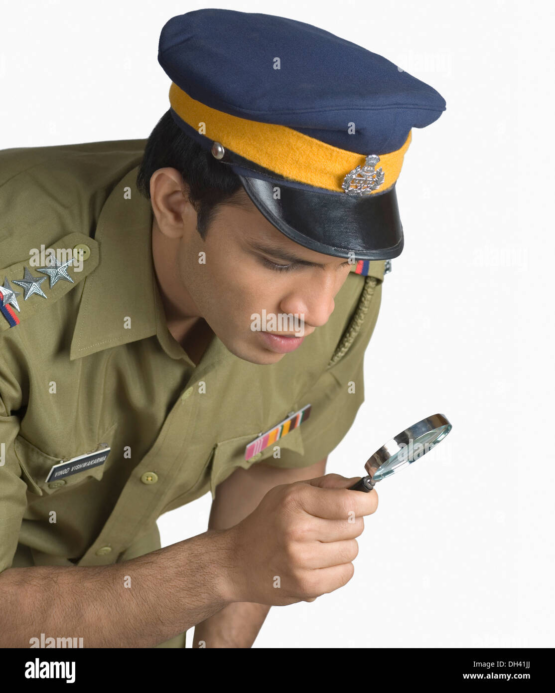 Police officer holding a magnifying glass Stock Photo - Alamy