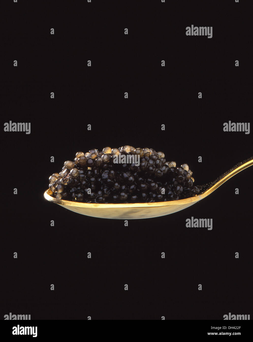 Kaviar auf einem goldenen Löffel Stock Photo - Alamy