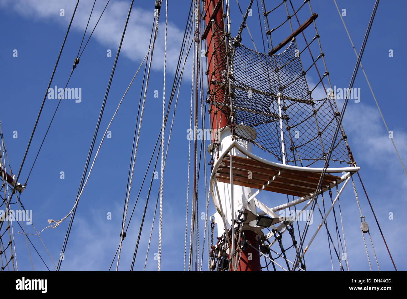 Crows nest hi-res stock photography and images - Alamy