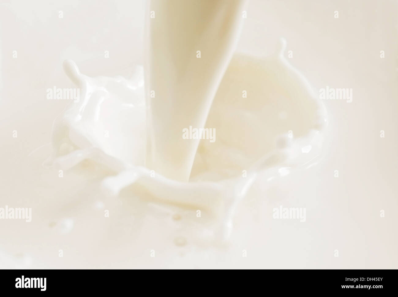 Milk crown splash hi-res stock photography and images - Alamy