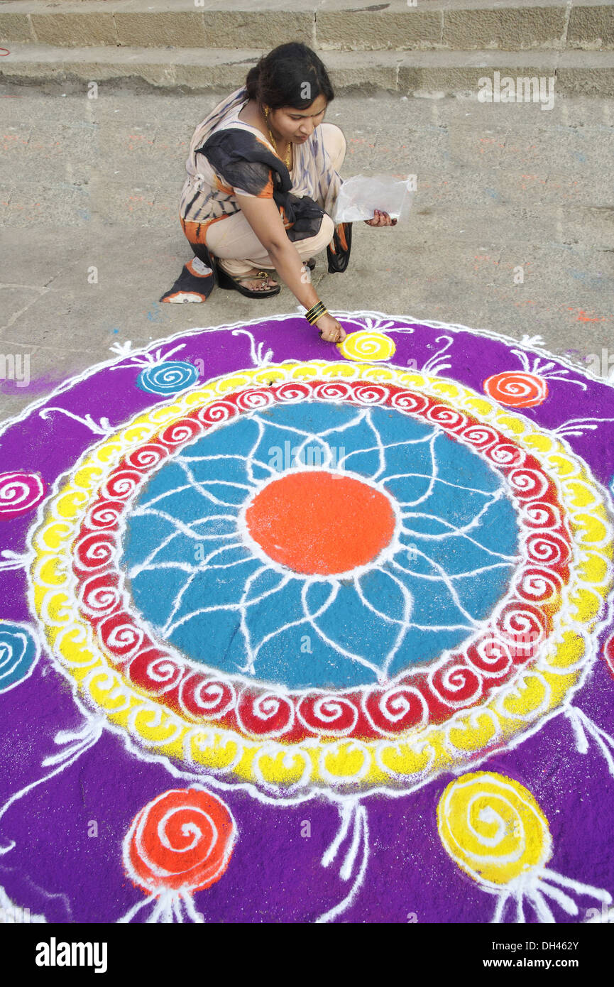 India Woman Making Rangoli Festival Stock Photos & India Woman Making ...