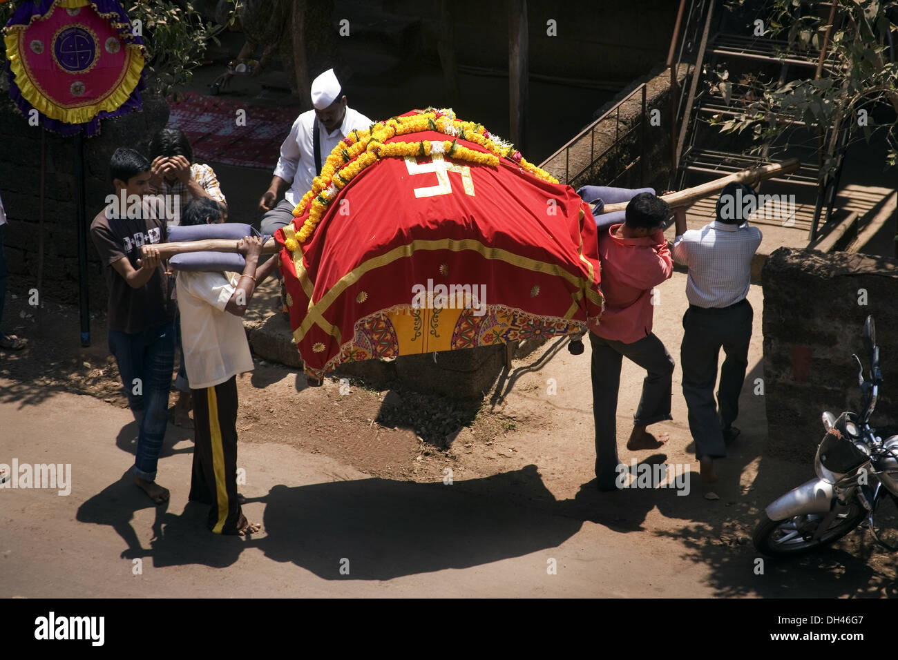 Palanquin hi-res stock photography and images - Alamy