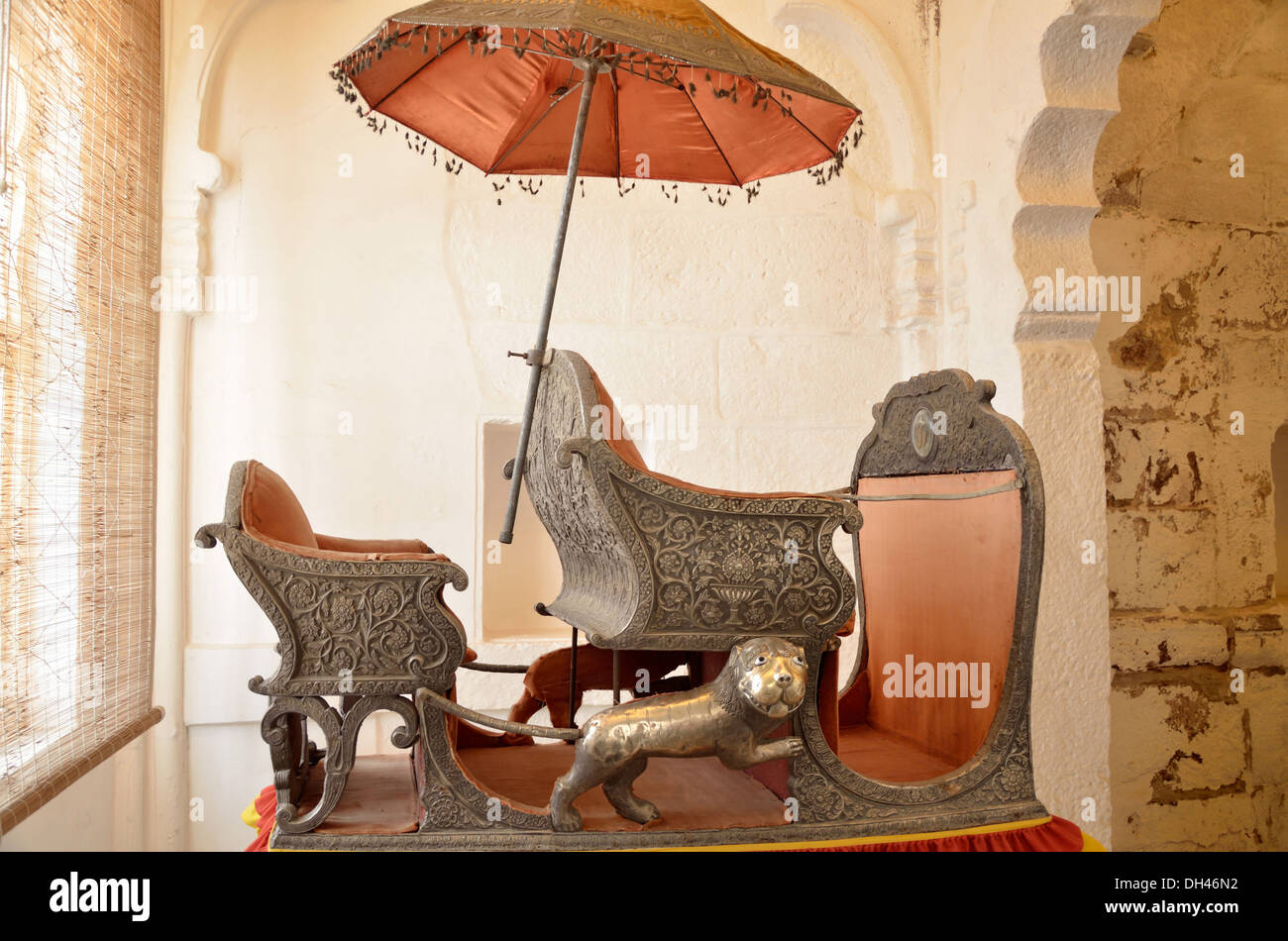 Silver elephant hi-res stock photography and images - Alamy