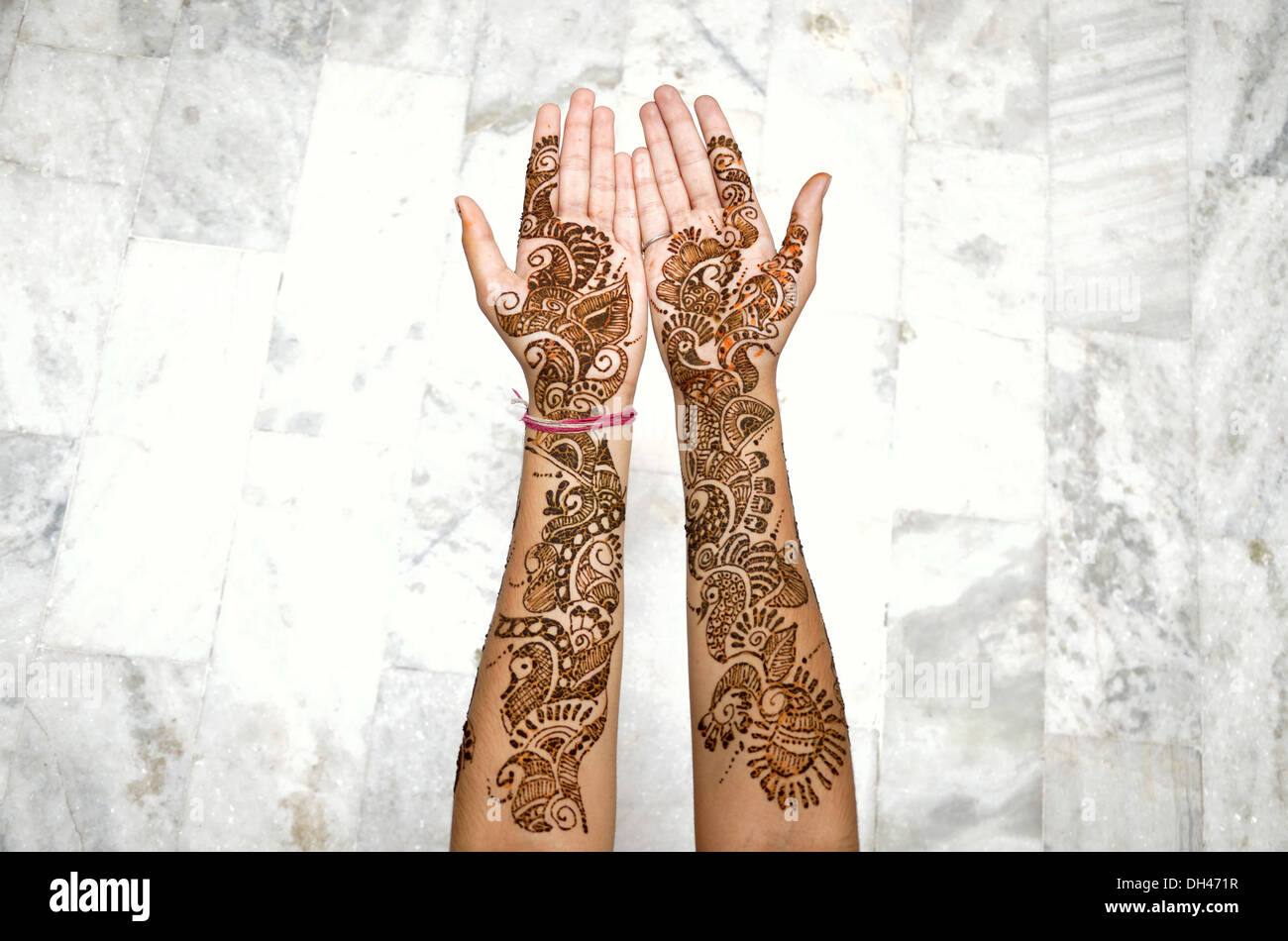 Indian girls mehndi on hands mehndi hi-res stock photography and images ...