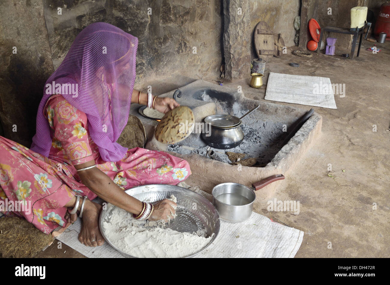 Indian women making roti hi-res stock photography and images - Alamy