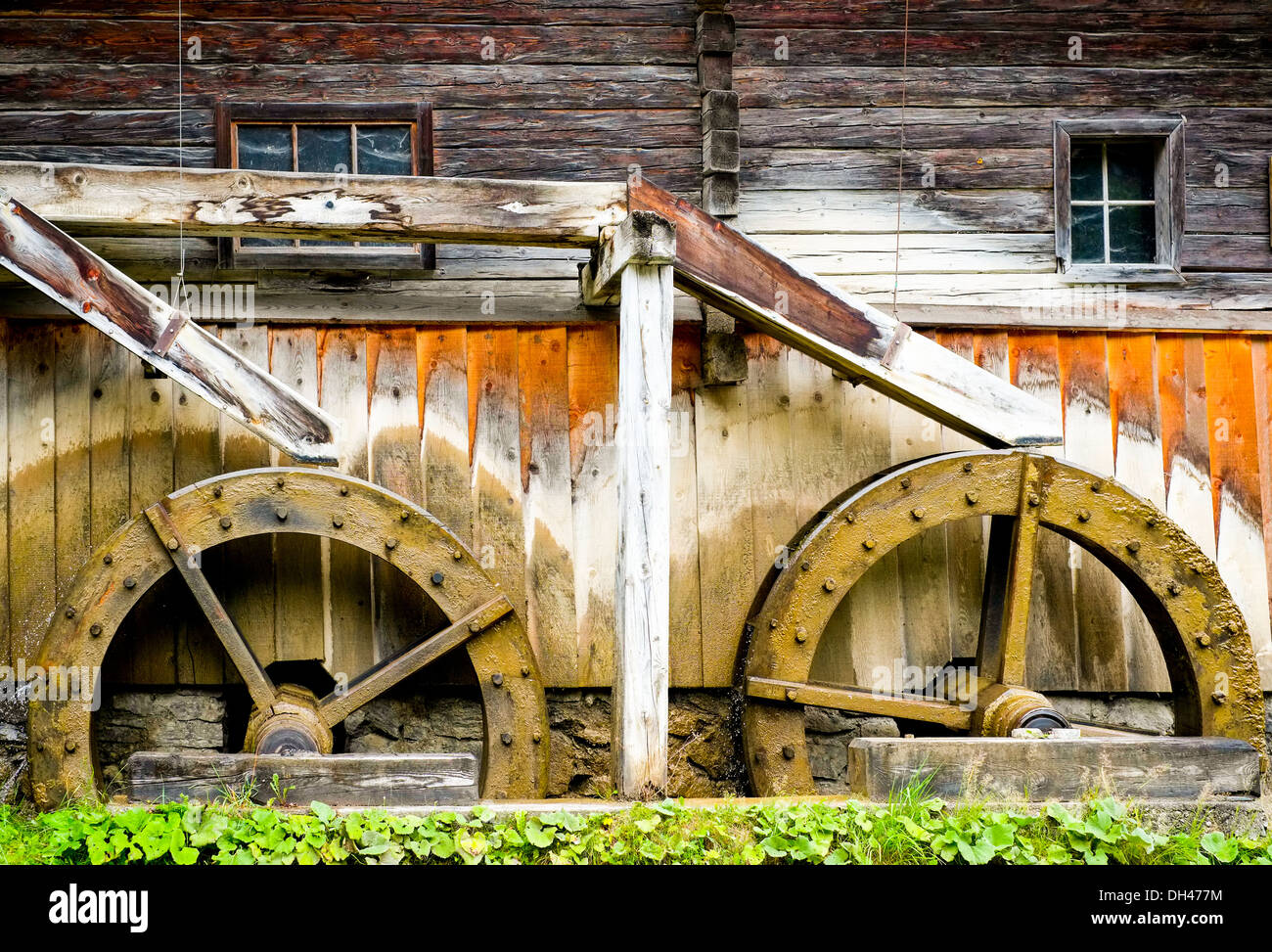Old water mill rotating wheel hi-res stock photography and images - Alamy