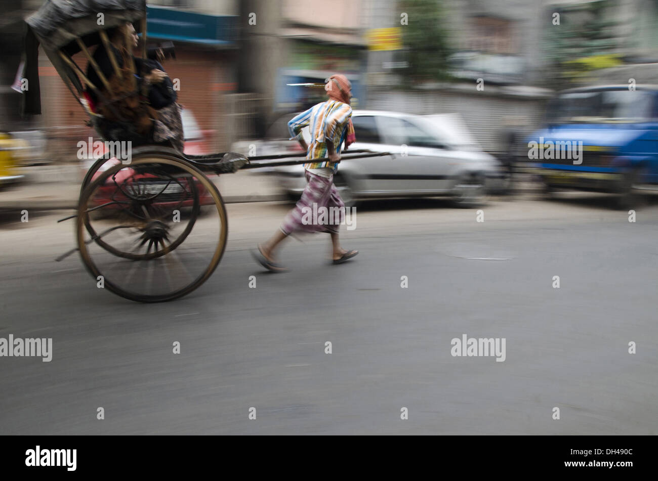 hand rickshaw puller kolkata West Bengal India Stock Photo - Alamy