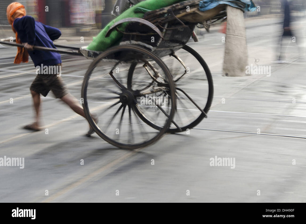 hand rickshaw puller kolkata West Bengal India Stock Photo - Alamy