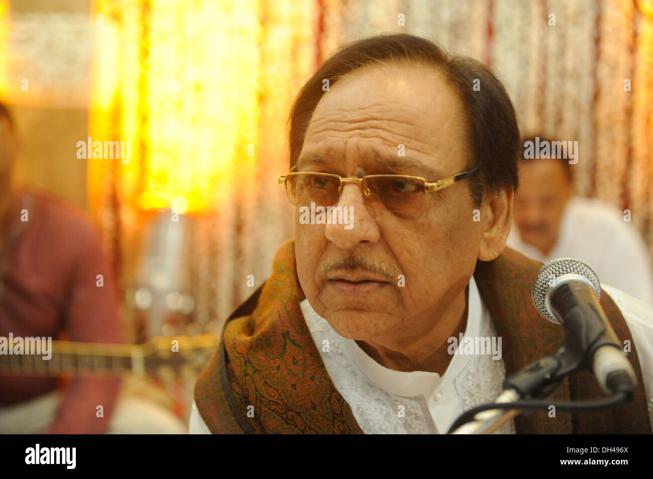 Ustad Ghulam Ali Pakistani ghazal singer Qual Bachon Gharana Pakistan ...