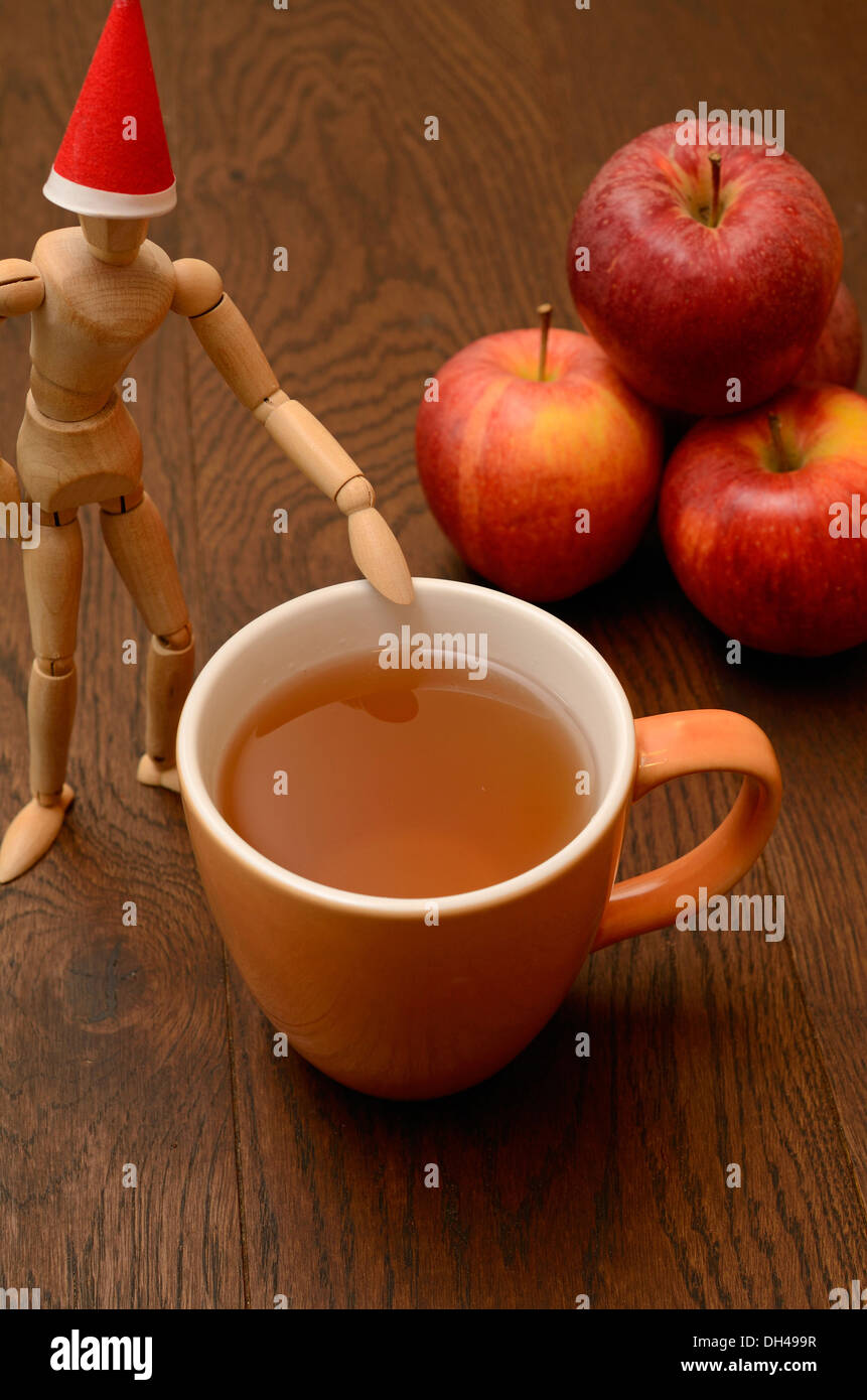 Apple tea with fresh apples Stock Photo - Alamy