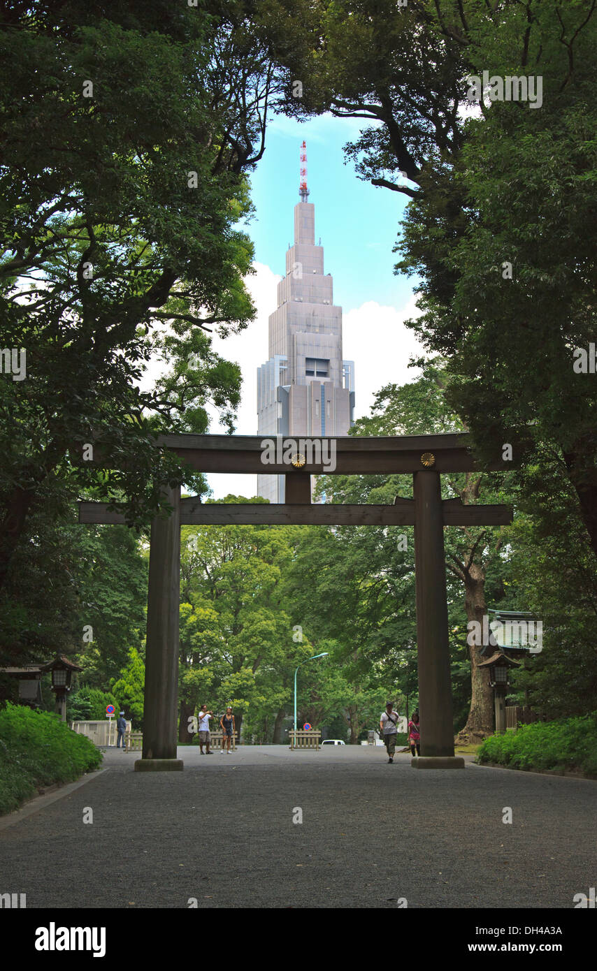 Torii gate in Tokyo and skyscraper Stock Photo - Alamy