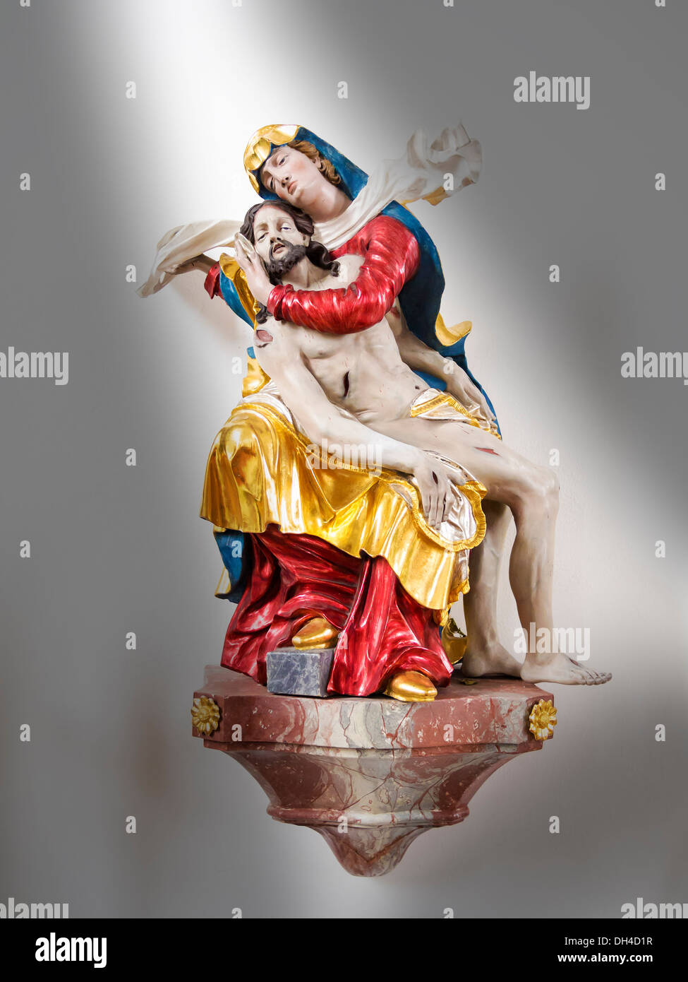Picture of a statue of Maria with Jesus Stock Photo - Alamy