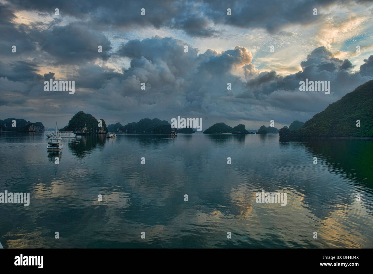 traditional junk sailing in Halong Bay, Vietnam Stock Photo - Alamy