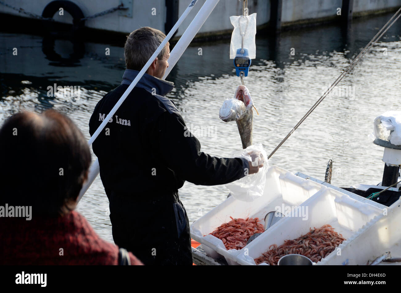 Fishermen selling fish market from boat hi-res stock photography and ...