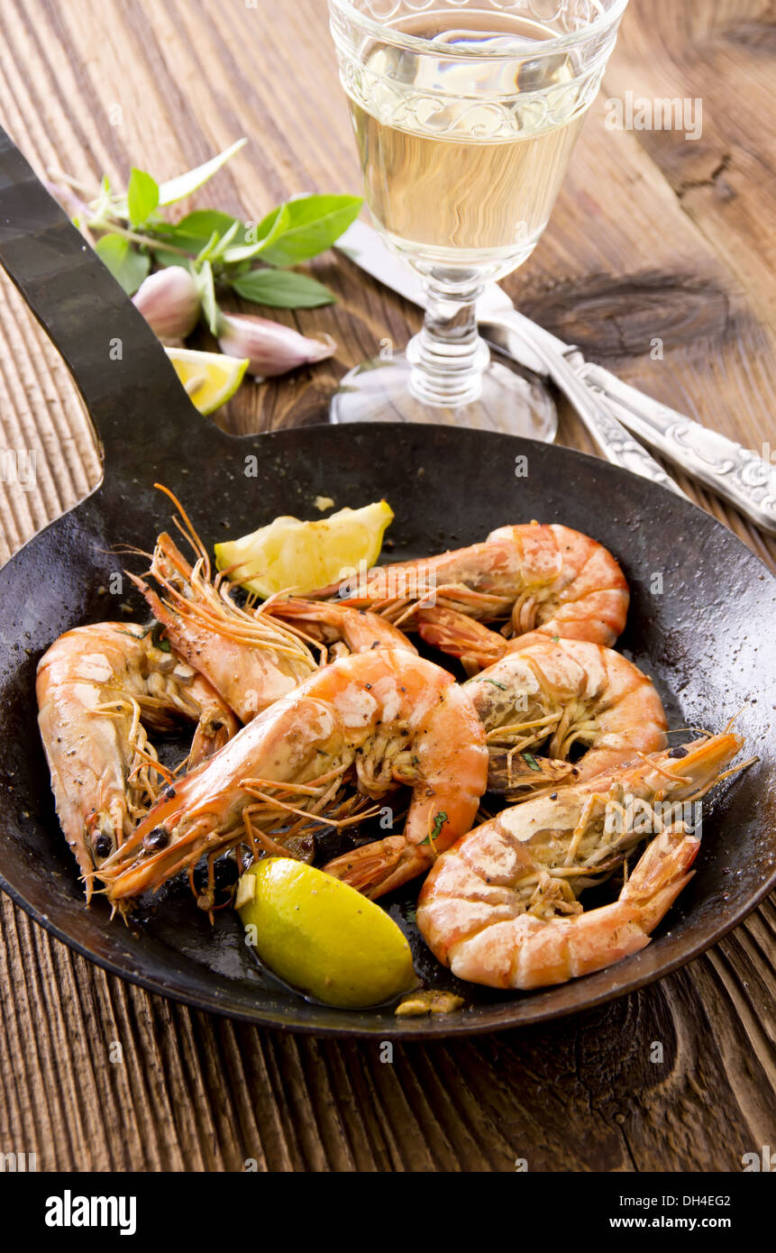 Black tiger prawns hi-res stock photography and images - Alamy