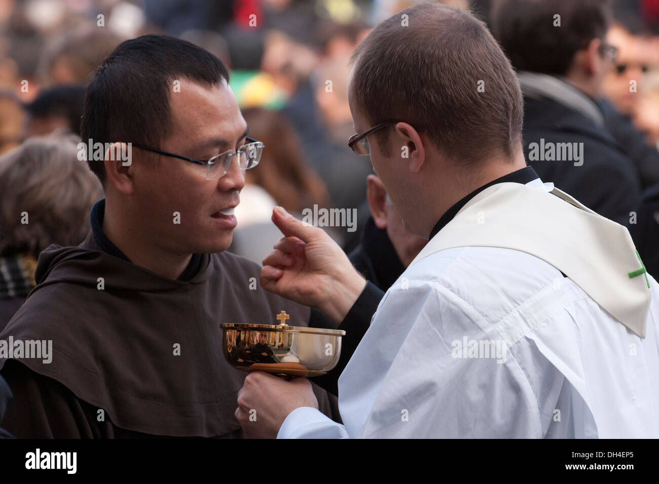 Priest give communion to faithful Stock Photo - Alamy