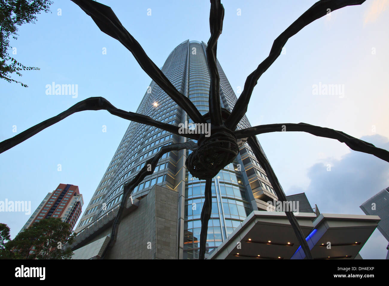 Gigantic spider located in Roppongi Hills in Tokyo, Japan Stock Photo ...