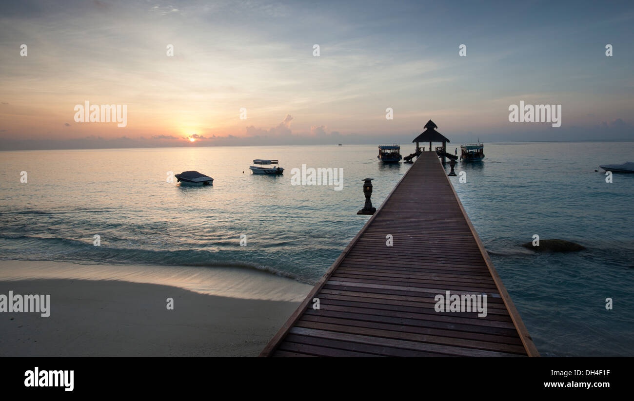 Jetty on maldivian island maldives hi-res stock photography and images ...