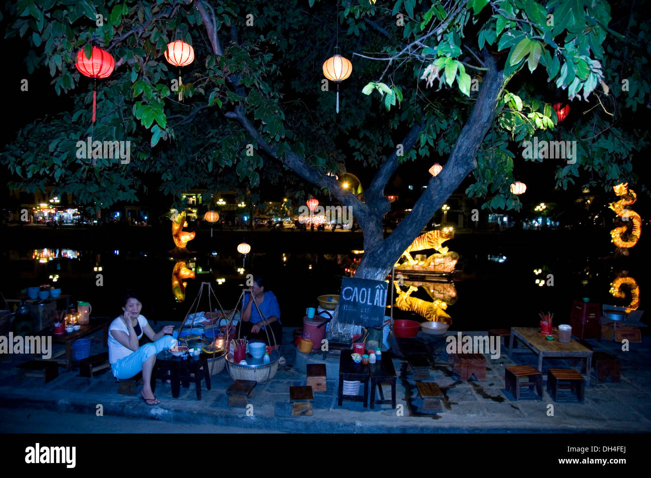 street restaurant at night Stock Photo - Alamy