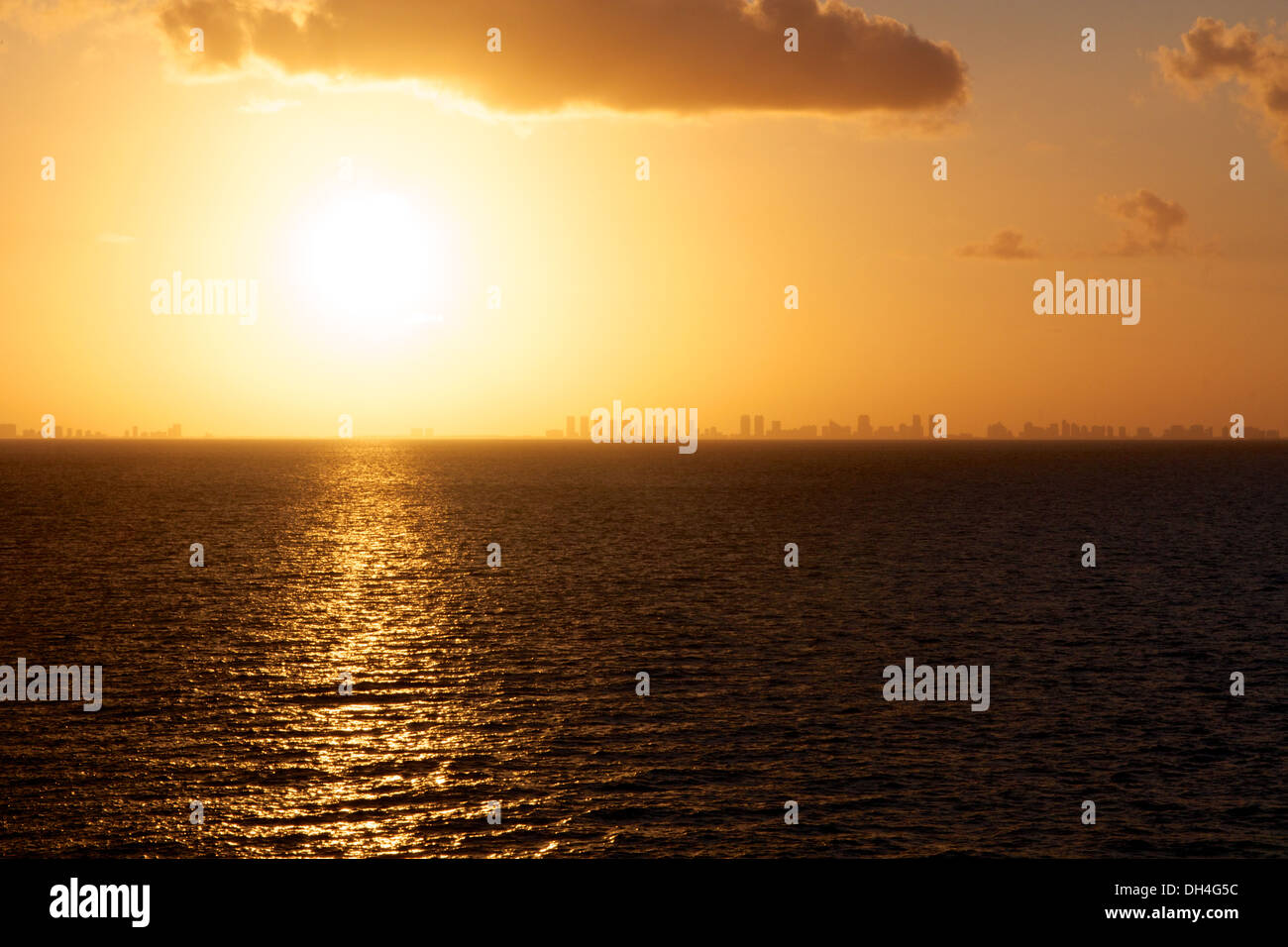 Sunlit ocean skyline view hi-res stock photography and images - Alamy