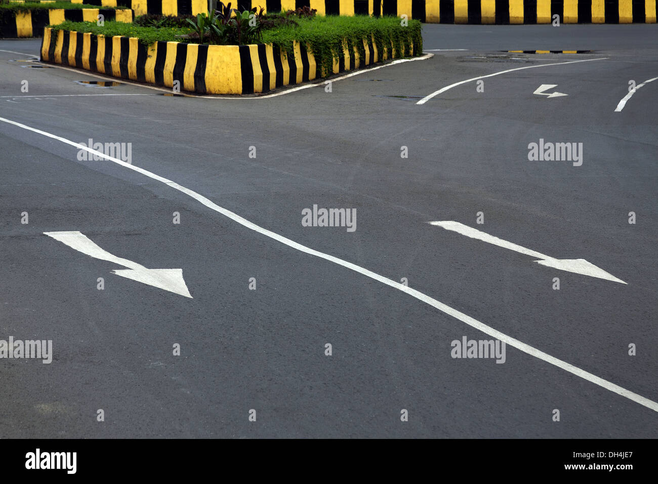 Road divider hi-res stock photography and images - Alamy