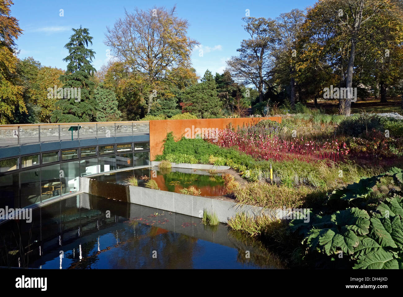Water feature outside the Gateway Restaurant in Royal Botanic Garden ...
