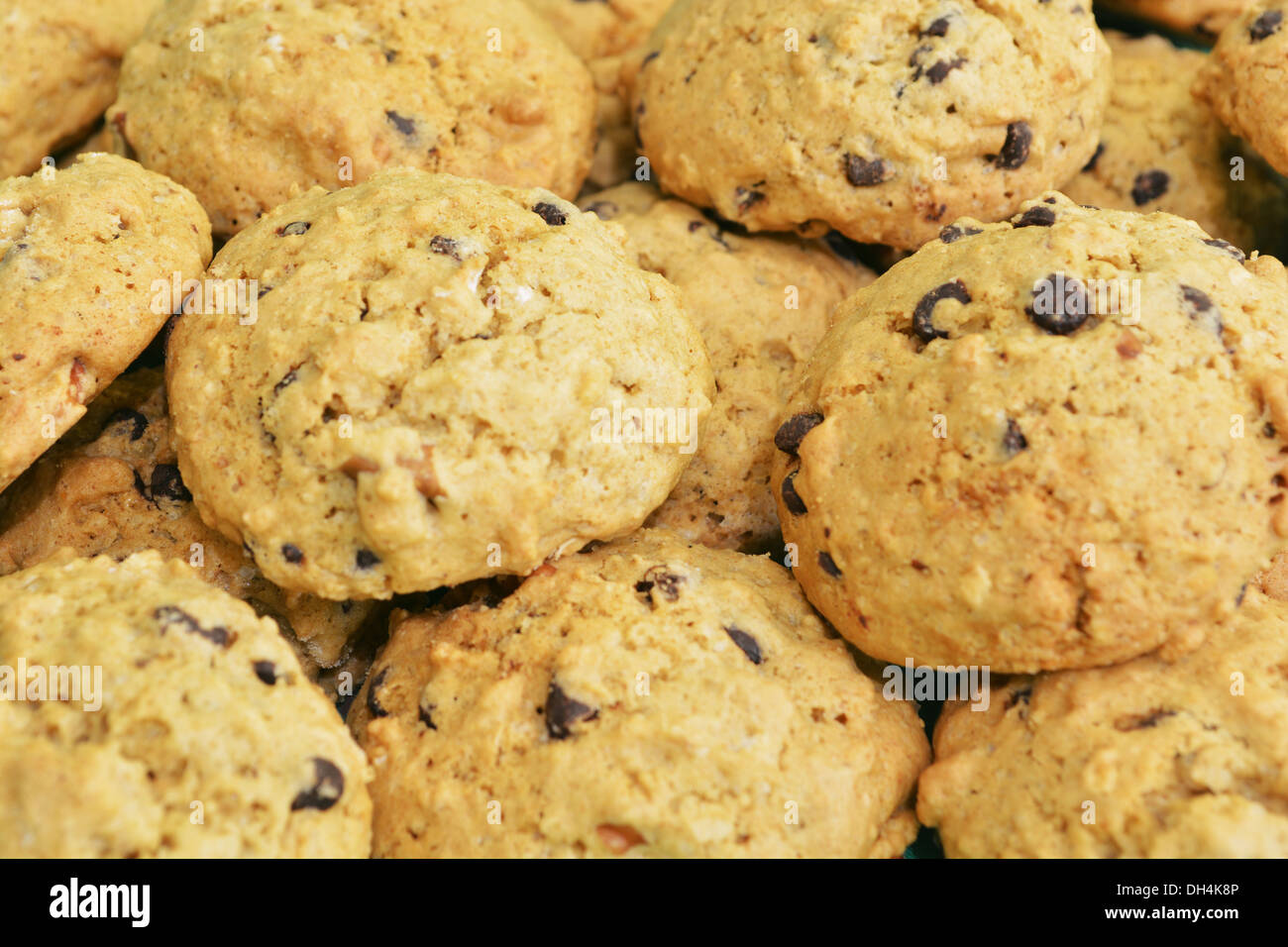 Children sharing cookie hi-res stock photography and images - Alamy