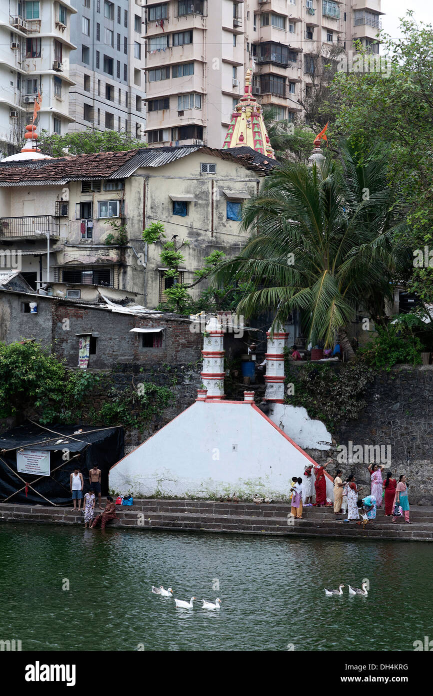 Banganga Tank Walkeshwar temple old houses new buildings Mumbai ...