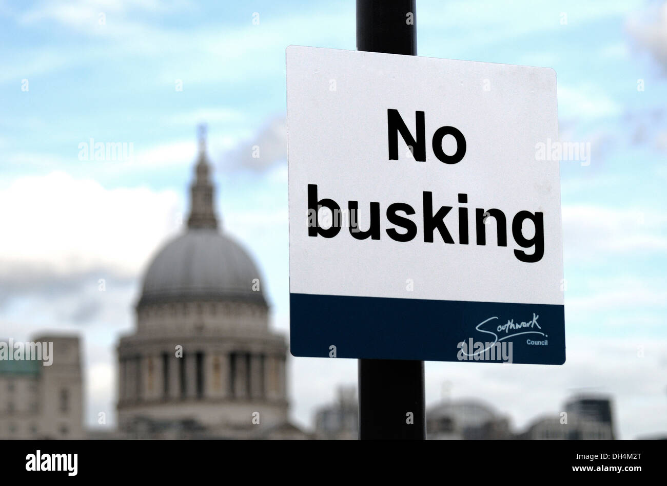 Buskers warning sign hi-res stock photography and images - Alamy